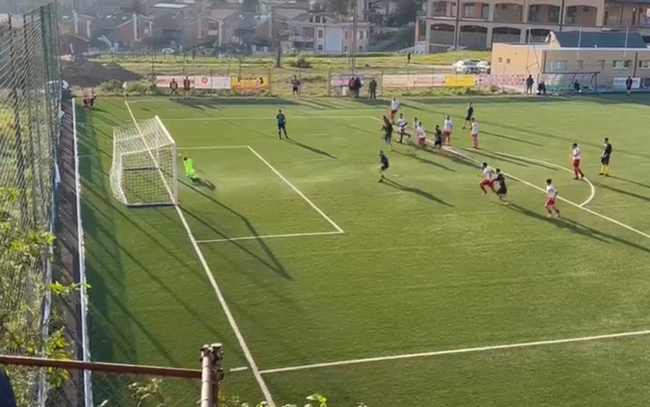 A 44 anni para 6 rigori su 9 in stagione: la storia di Claudio Liuti ...